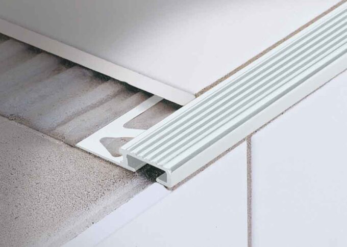 Profil treapta antiderapant pentru parchet SPC: Profilitec FO45AS ...